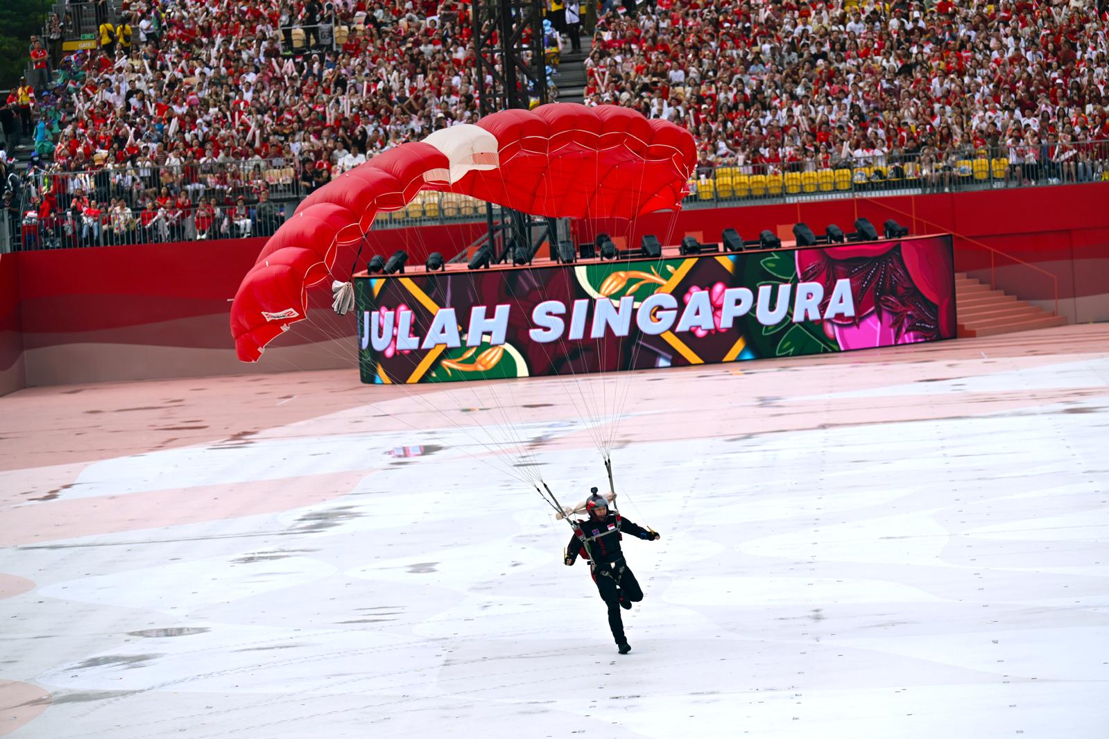 Coordinated jump by Red Lions & Naval Divers at NDP
